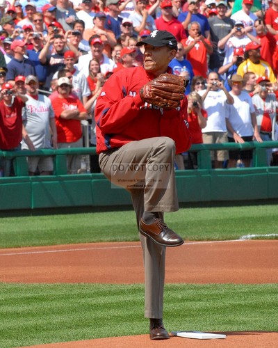 BARACK OBAMA THROWS FIRST PITCH WASHINGTON NATIONALS IN 2010 8X10 PHOTO ...