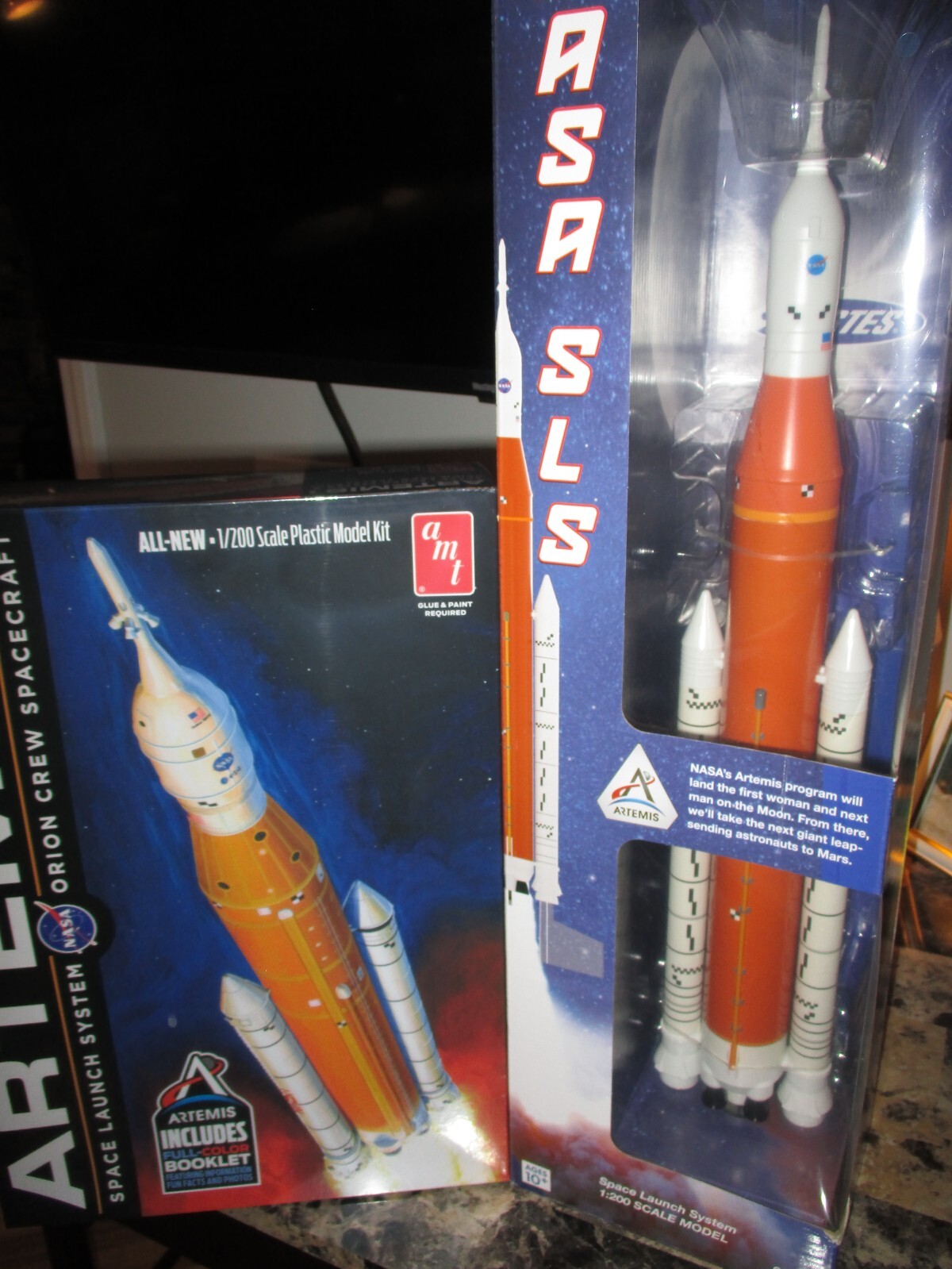 (2) NASA SLS/ARTEMIS ROCKETS-ESTES #2206-FLYING ROCKET & AMT MODEL KIT ...