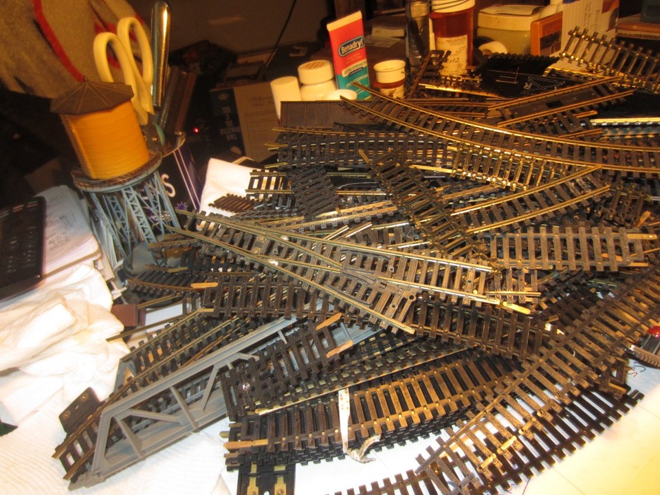 HO train track; A very large lot of ATLAS snap track--mostly curve ...