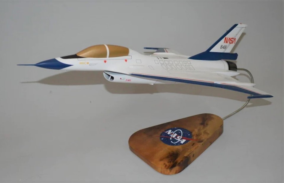 NASA General Dynamics F-16XL Desk Top Display Test Jet 1/48 Model SC ...