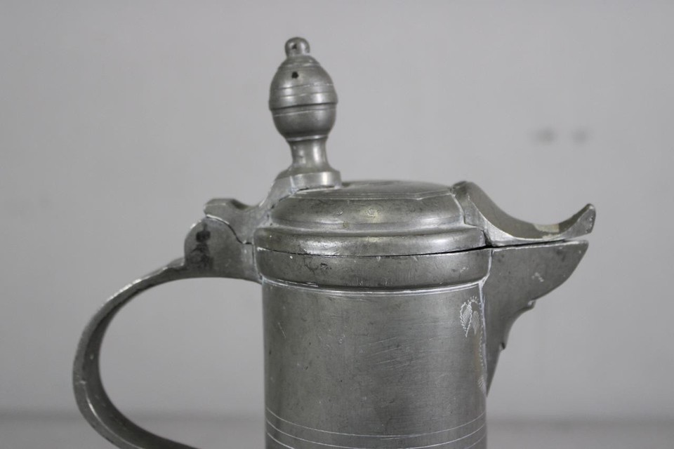 A RARE 18TH C GERMAN HELMET TOP PEWTER FLAGON WITH ENGRAVING & HEART ...