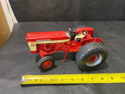 International 460 Utility Tractor Red CNH American with broken rod 1/16 ...