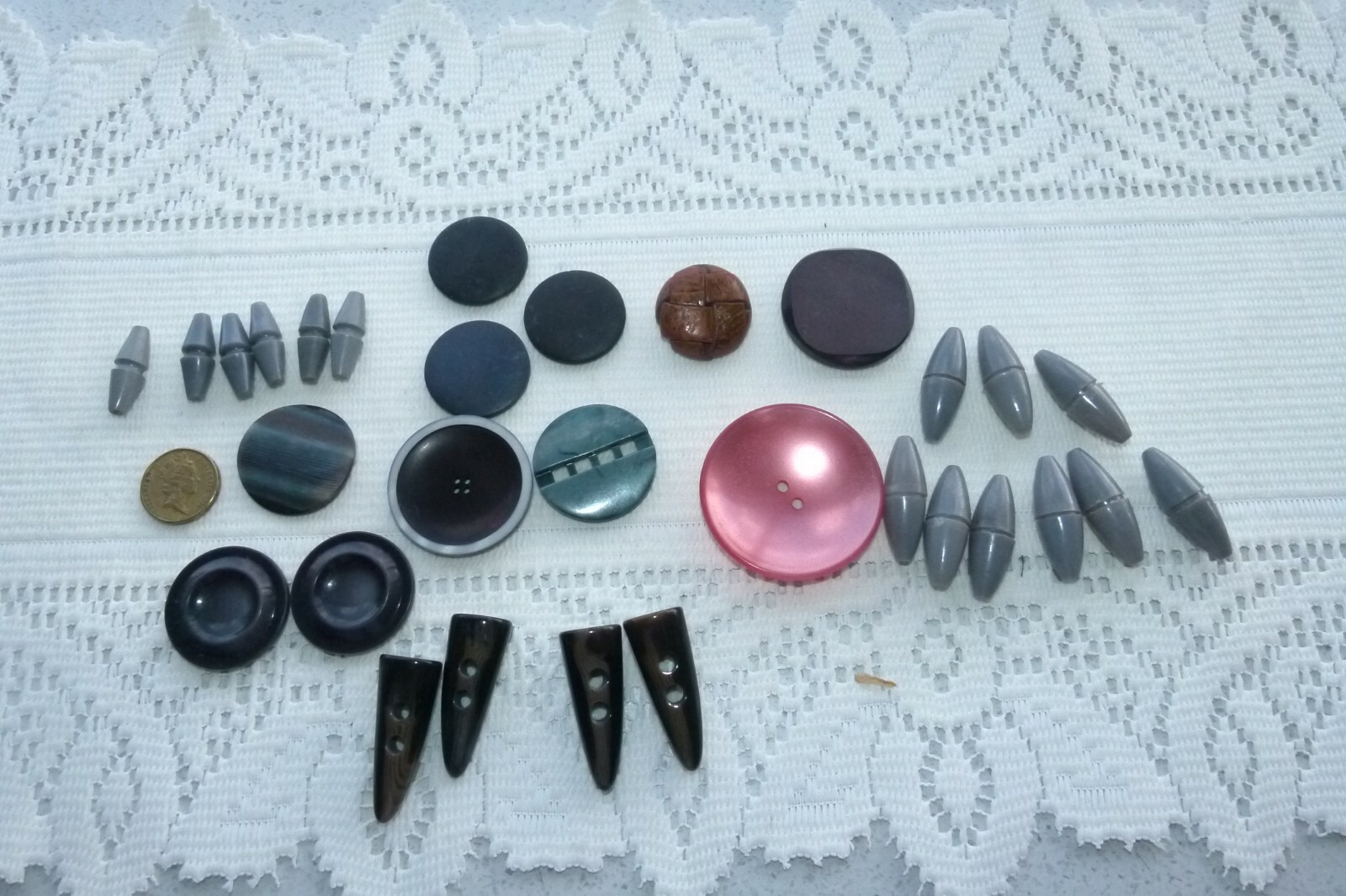 BULK LOT 30 LARGE VINTAGE BUTTONS, VARIOUS COLOURS BAGS CRAFT SEWING ...