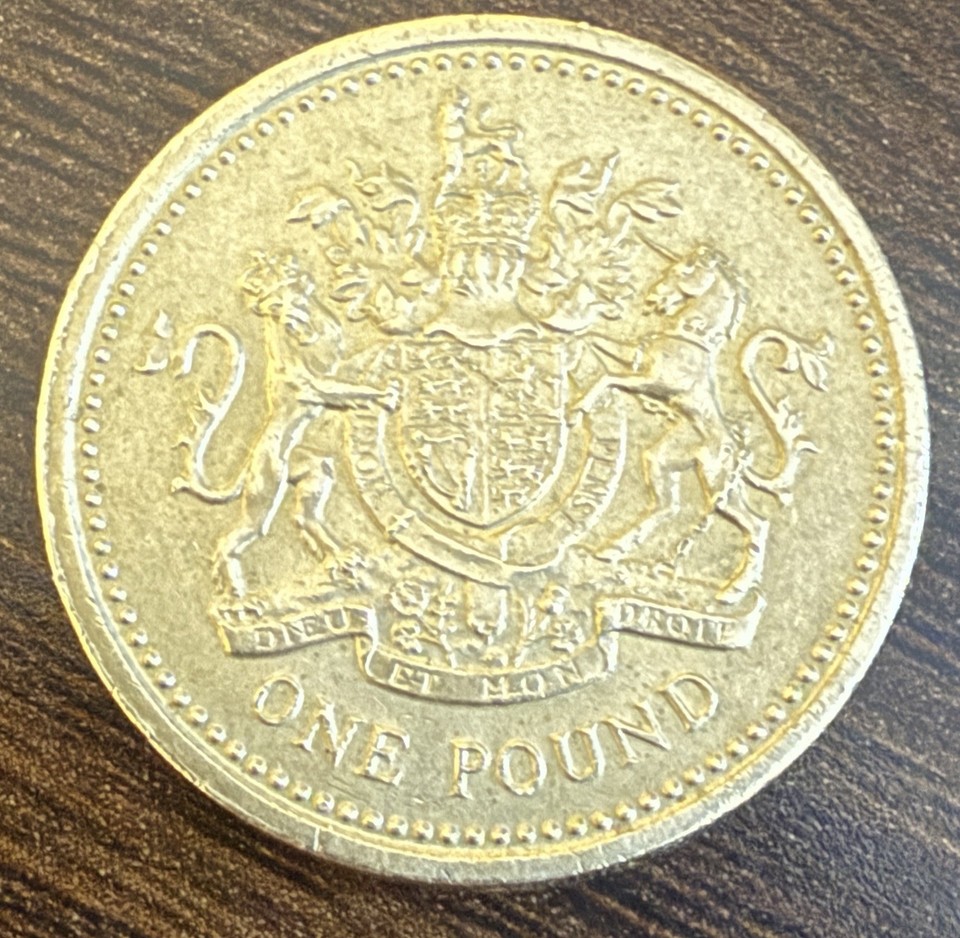 1983 RARE QUEEN ELIZABETH II ONE POUND COIN ERROR UPSIDE DOWN DECUS ET ...