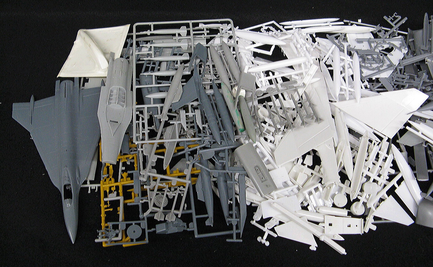 HUGE LOT OF ASSORTED MODEL AIRCRAFT PARTS | eBay