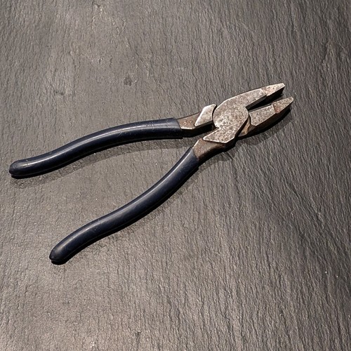 Klein Tools Lineman's Pliers, 8 Inch High-Leverage Side Cutting Pliers ...