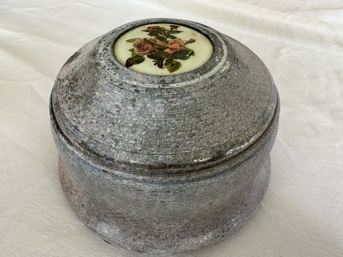 VINTAGE ALUMINUM METAL ROUND MUSICAL TRINKET VANITY POWDER MUSIC BOX ...