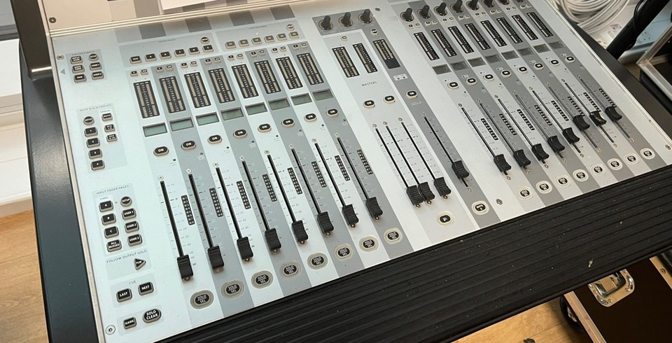 SOUNDCRAFT Vi6 DIGITAL PROFESSIONAL STUDIO MIXER + STAND & FLIGHT CASE ...