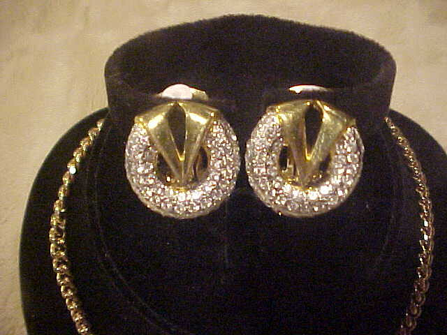 VINTAGE SIGNED VALENTINO V SWAROVSKI CRYSTALS GOLD TONE NECKLACE ...