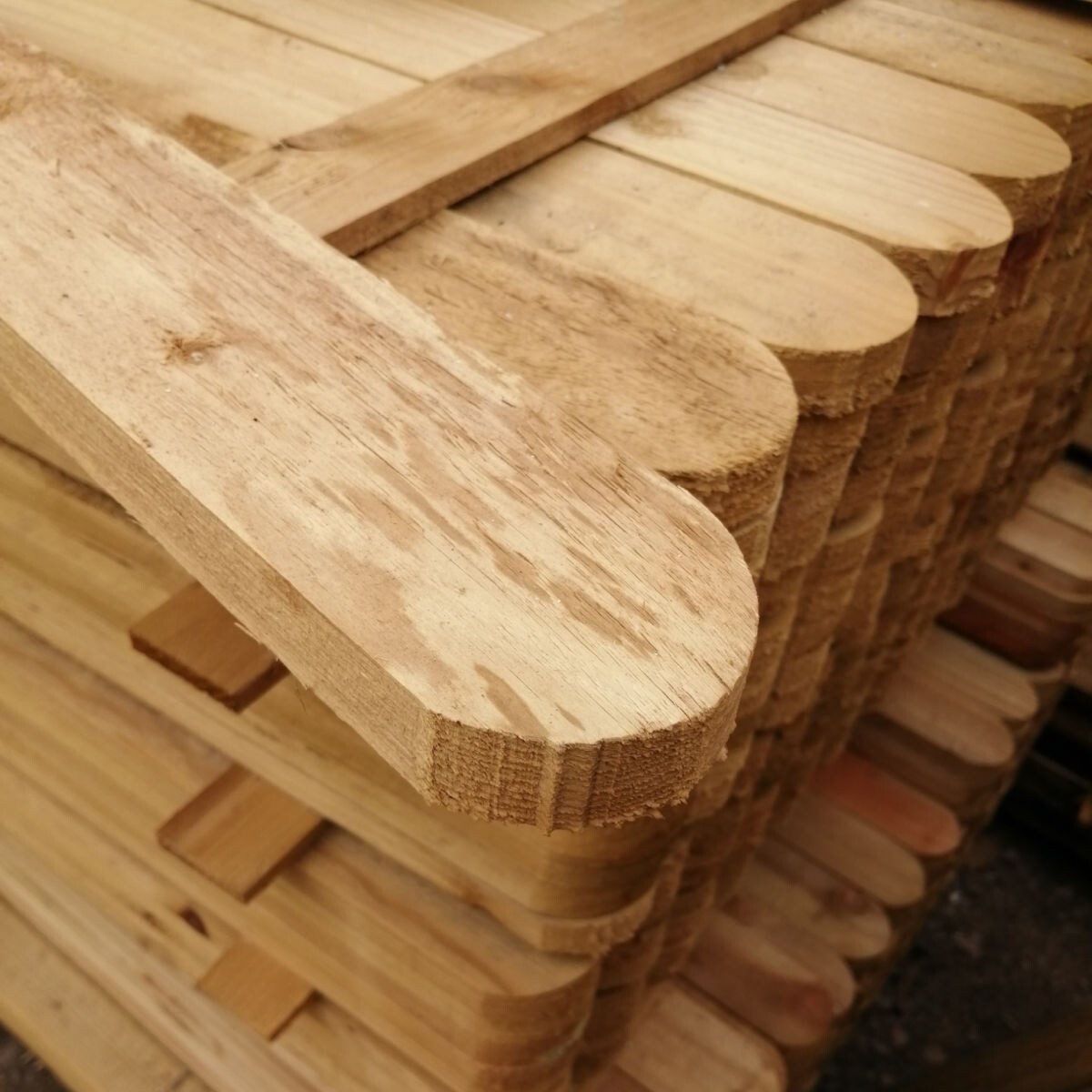 Smooth Round Top Individual Fence Pales 900mm and 1.2m. COLLECTION ONLY ...