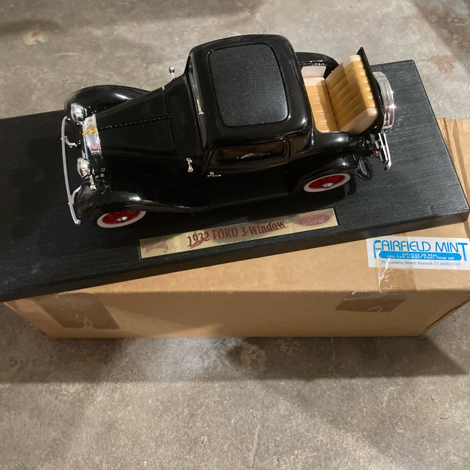 FAIRFIELD MINT ROAD SIGNATURE 1932 Ford 3-Window Coupe DIE-CAST CAR 1/ ...