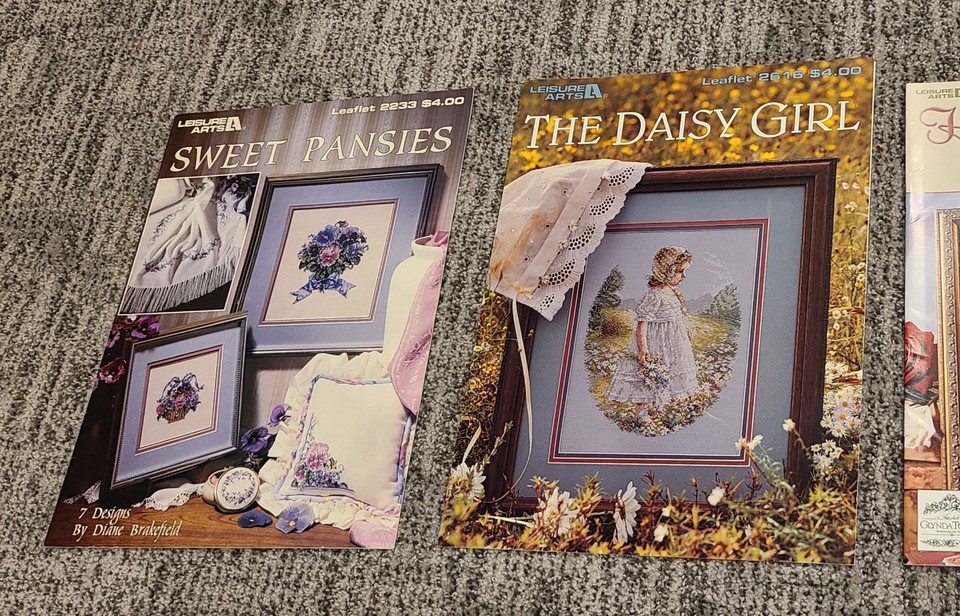 Leasure Arts Cross Stitch Leaflets Lot Of 23 - Christmas, Bears, Floral ...