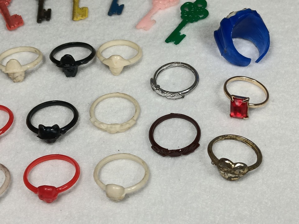 Vintage Lot Of 28 Gumball Cracker Jack RINGS & KEYS Plastic Vending Toy ...