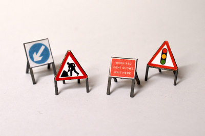 LASER CUT 16x TEMPORARY ROAD SIGNS OO GAUGE MODEL RAILWAY 1:76 OO SCALE ...