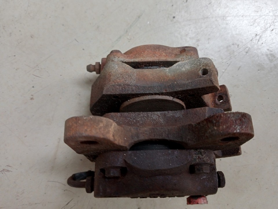 Jaguar XK 150 pair of rear brake calipers with round pads | eBay UK
