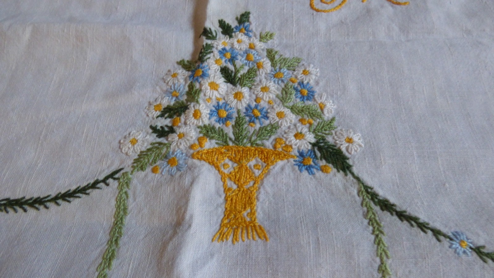 Linen Cloth Table runner White Floral Embroidery German Mein Heim ist ...