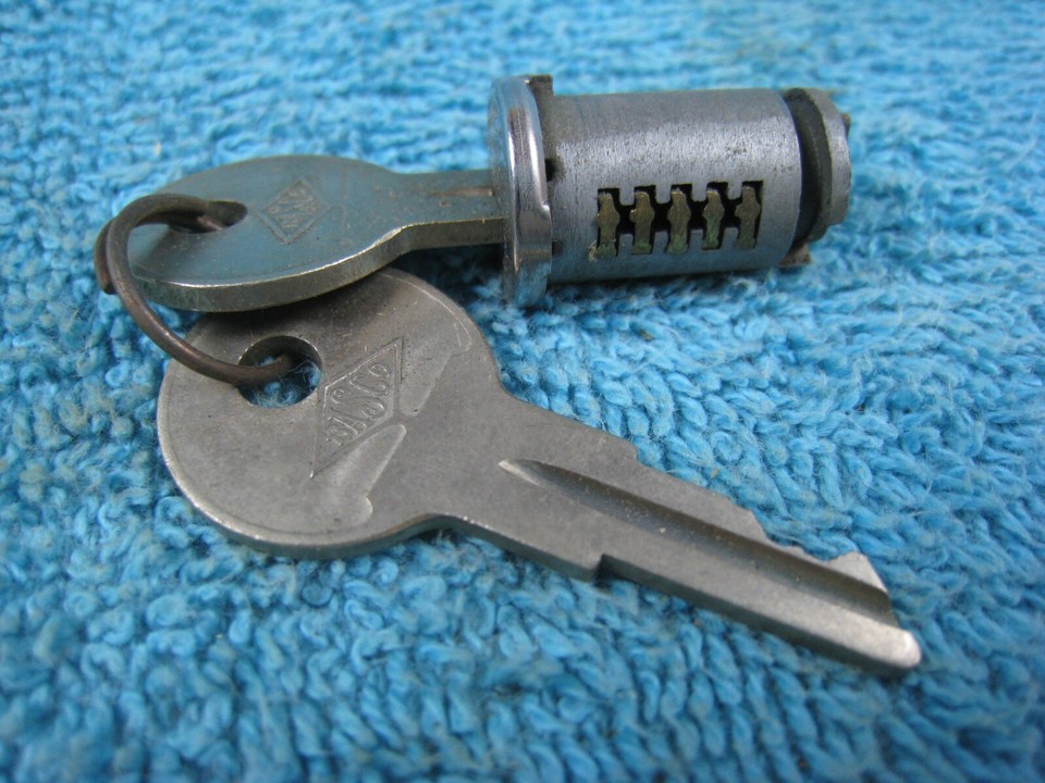 NOS Briggs & Stratton Tumbler + 2 Matching Basco Keys H1030 85205 ...