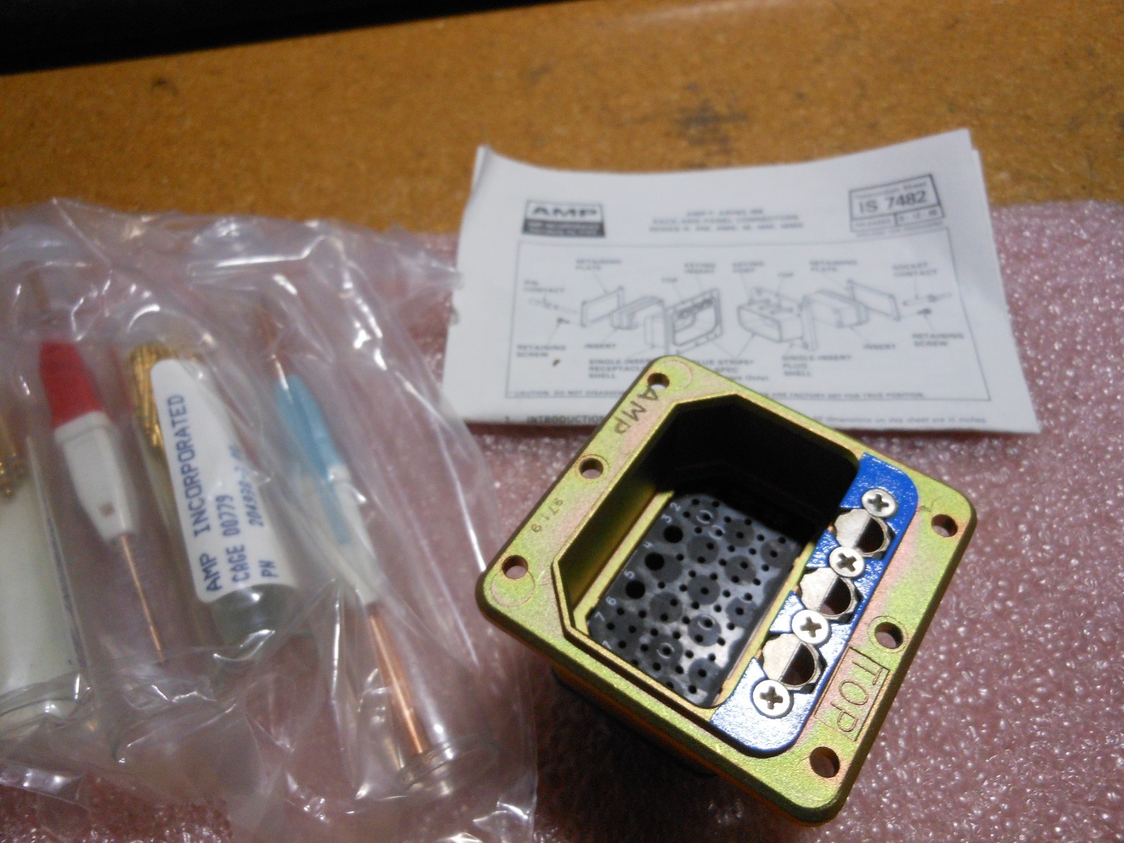 AMP CONNECTOR PART # M81659/66A2-0033 NSN: 5935-01-380-0119 # M1R67P-00 ...