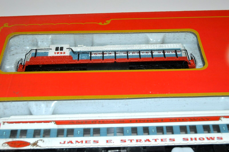 IHC HO James E Strates Shows Train Set - Locomotive & 4 PASSENGER CARS ...