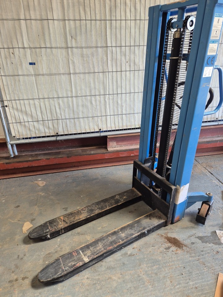 2.5m High Lift 1T Pallet Stacker Lifting Truck Manual Forklift Genie ...