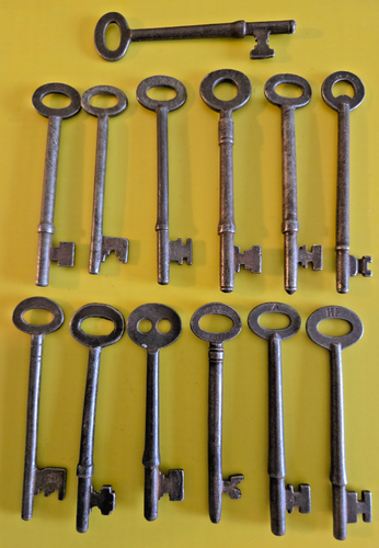 Lot of 13 Vintage Skeleton Keys ~ Assorted Sizes/Styles | eBay