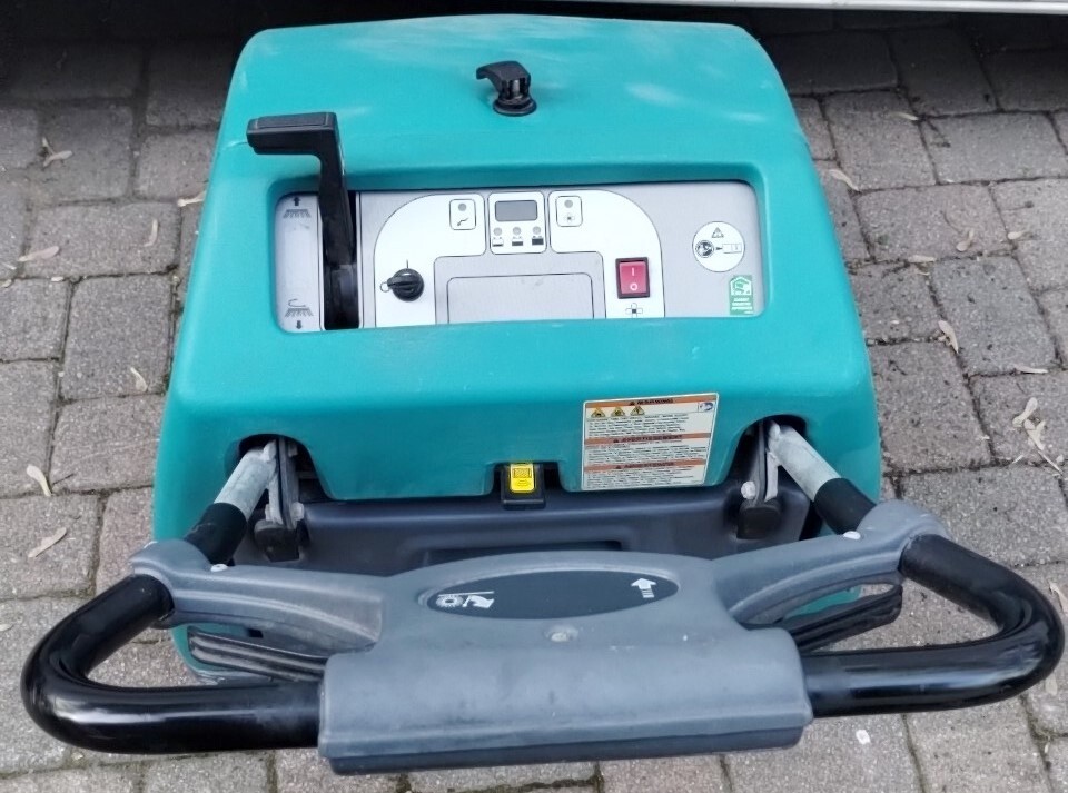 TENNANT S8 28” WIDE AREA WALK BEHIND CORDLESS POWER SWEEPER W/ WORKING ...