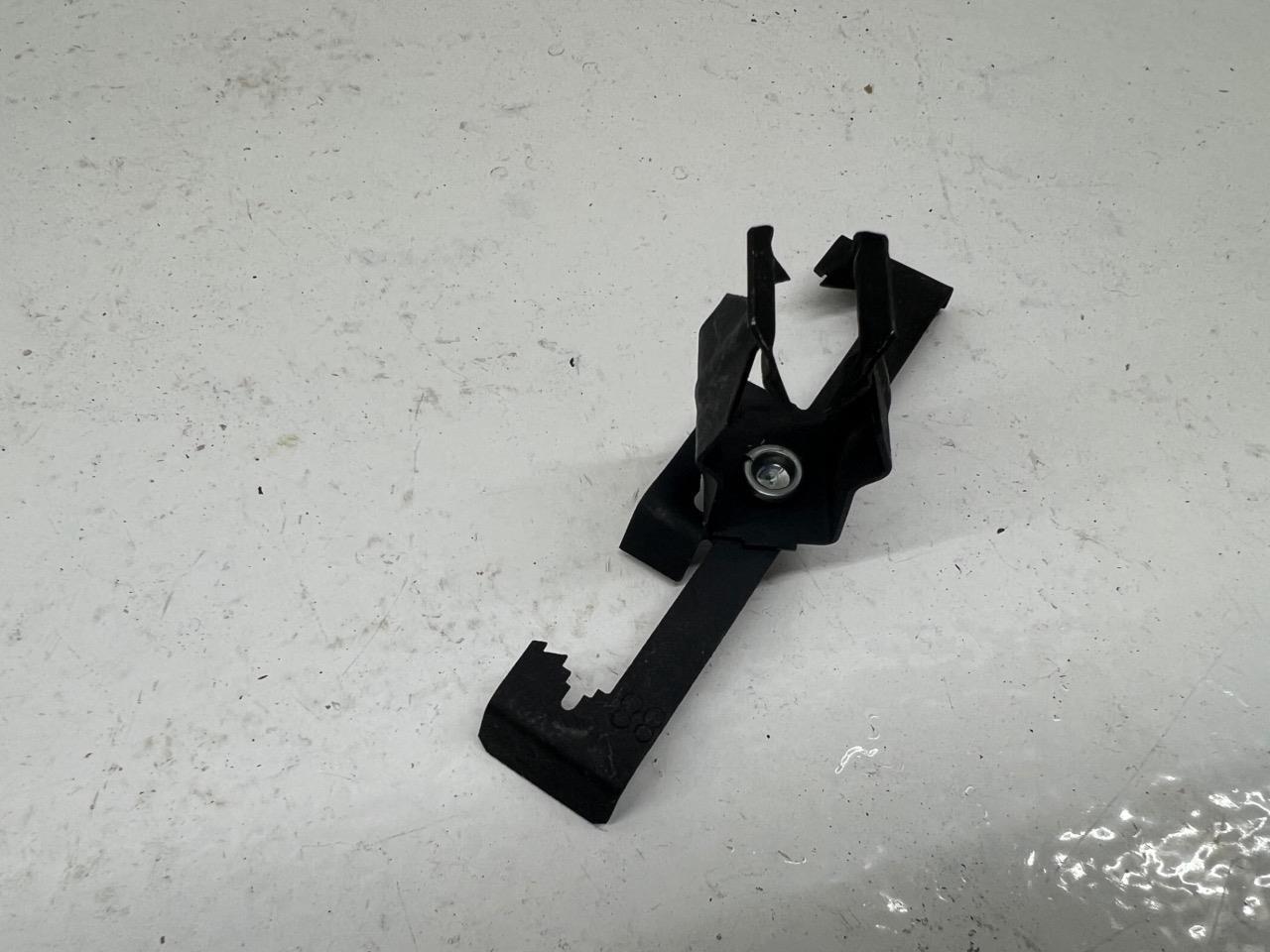 Lot of 50 Erico Caddy 4Z348P Multi-Function Clip For 1/2" Conduit #12 ...