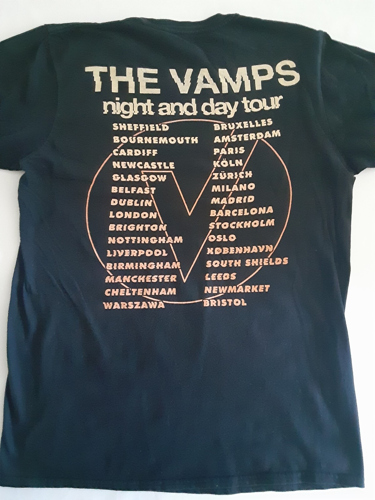 2018 THE VAMPS NIGHT AND DAY TOUR T SHIRT MEDIUM - Gem