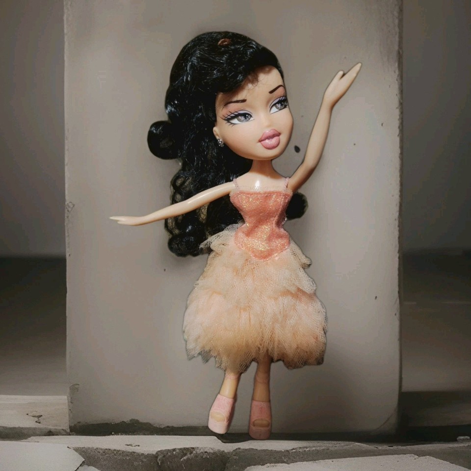 MGA 2003 Bratz Doll Jade 5 Funky Formal Dresses Extra Doll 4 Sets Shoes ...