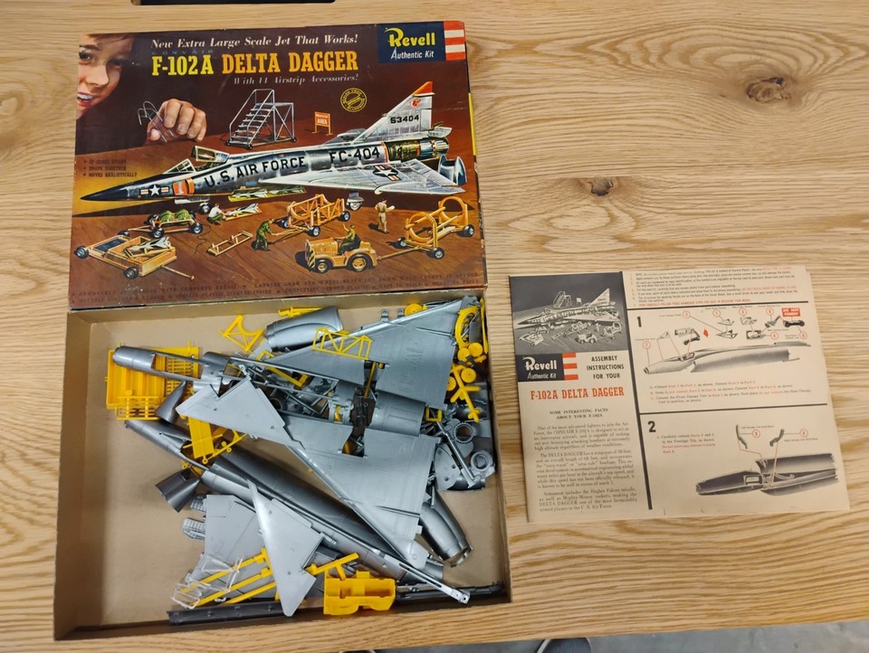 Vintage Revell F-102A Delta Dagger Model Kit –Large Scale Unbuilt w ...