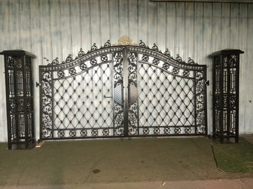 ESTATE CAST , WROUGHT AND TUBLAR STEEL VICTORIAN STYLE DRIVEWAY GATES ...
