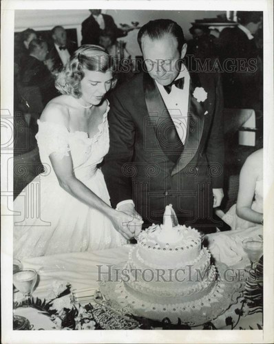 1949 Press Photo Ronald Balcom with bride Lucille Vanderbilt at ...