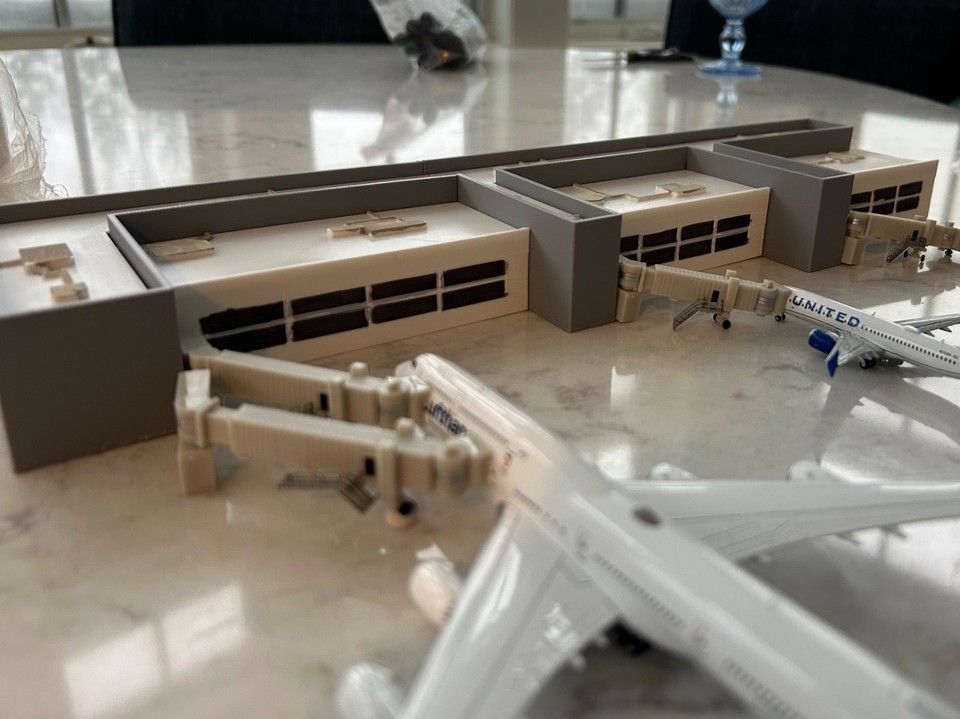 1:400 scale model airport terminal for wide and narrow body aircraft | eBay
