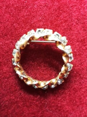 Vintage, pretty Gold Tone round pin. Pin Size - 1 1/4". It's a Great ...
