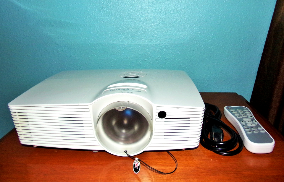 Optoma EH200ST 1080p Short Throw Projector Good Condition Beautiful ...