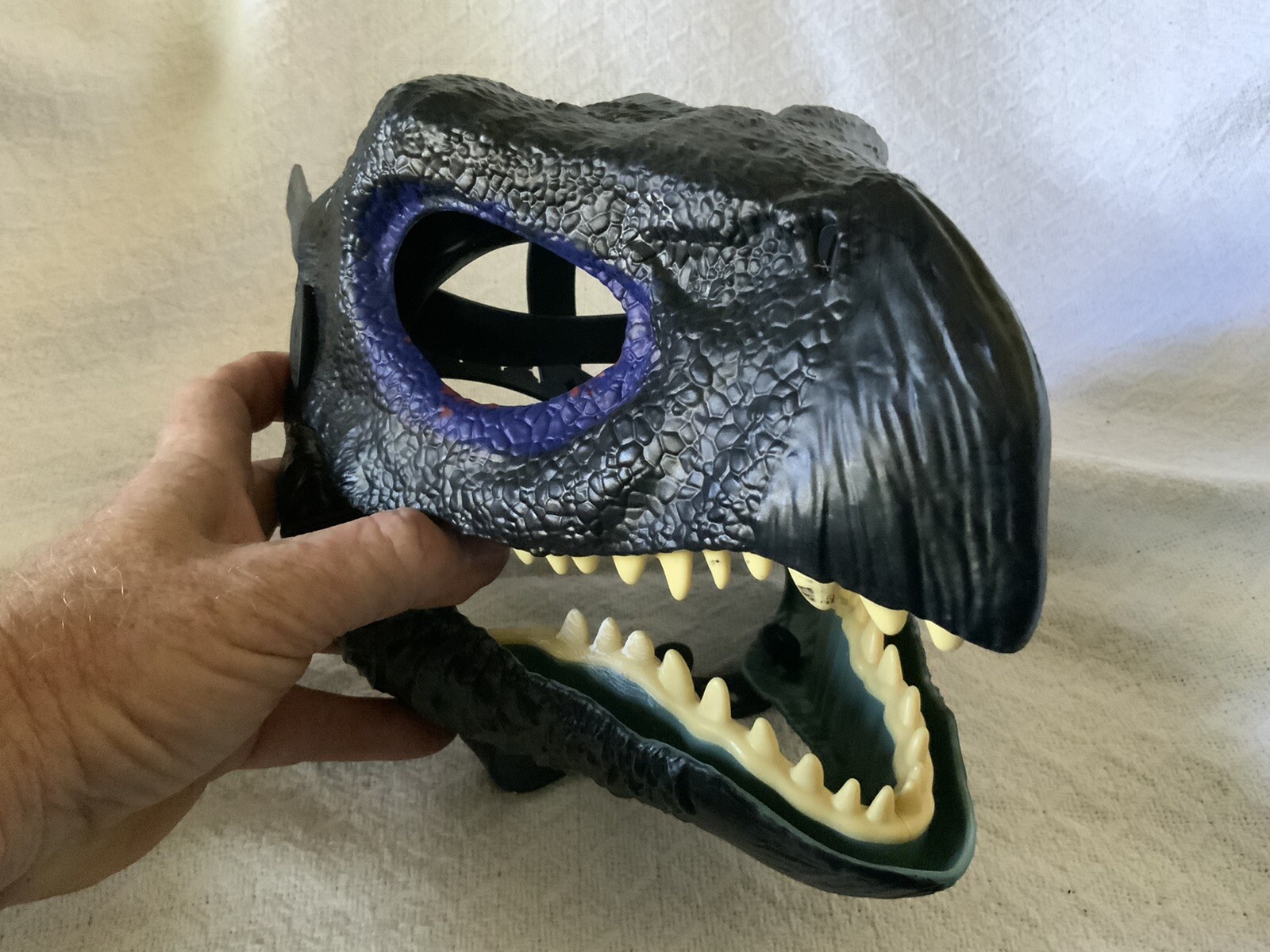 PLASTIC DINOSAUR HEAD WITH MOVING JAW MASK - Gem