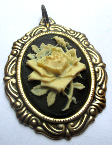 pendentif couleur or camée floral en résine beige fond noir bijou ...