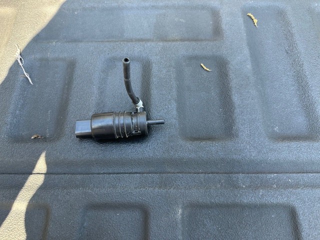 Auto Plus/ACDelco GM Original Equip 13593730 - Windshield Washer Pump ...