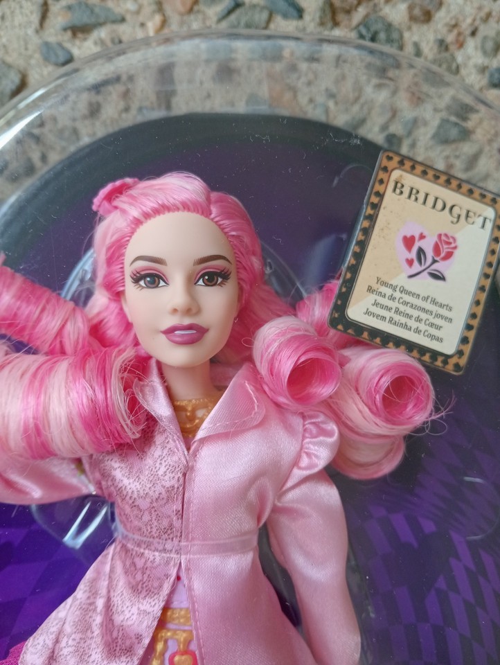 Disney Descendants The Rise Of Red Doll, Bridget Young Queen of Hearts ...