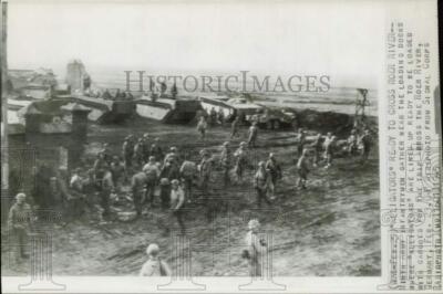 1945 Press Photo American Infantrymen cross the Roer River in Germany ...