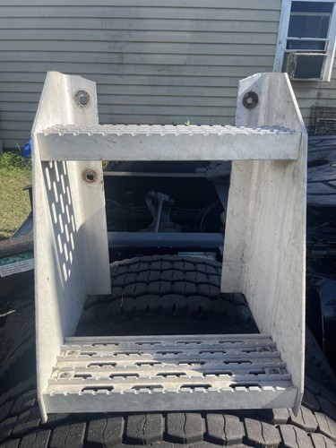 Freightliner FLD 120 Semi Truck Frame Steps 4410505373412 | eBay
