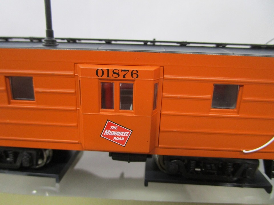 Walthers Platinum HO Scale Milwaukee Road Rib Side Bay Window Caboose ...