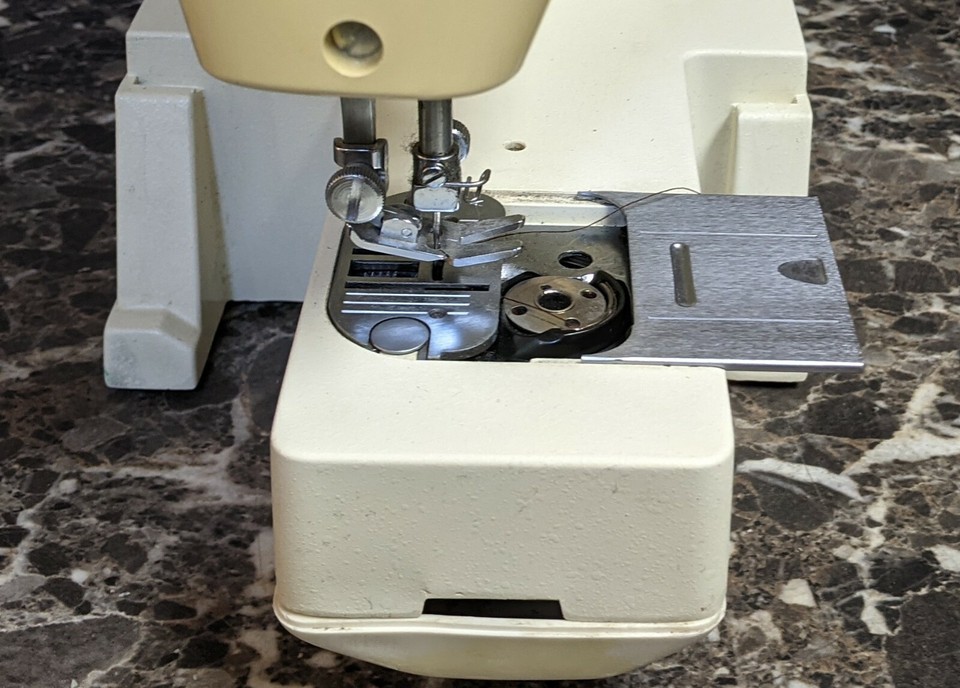 Singer Merritt 3314C Sewing Machine w/ Accesory Case Tested Working ...