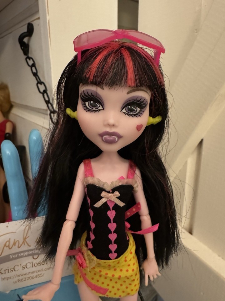 monster high Draculaura gloom beach Doll W/sunglasses | eBay