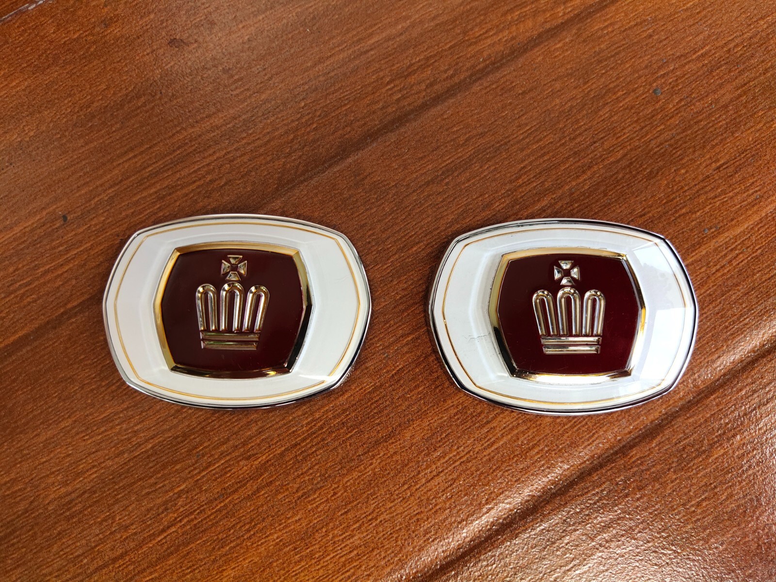 TOYOTA CROWN/MAJESTA S130 S131 SIDE ROOF PILLAR EMBLEM LOGO BADGE Wh ...