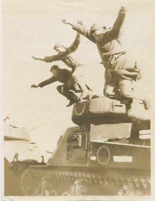AUSTRALIAN TANK CREW PRACTICE HOPPING OUT. WWII. (8X10 REPRINT) | eBay
