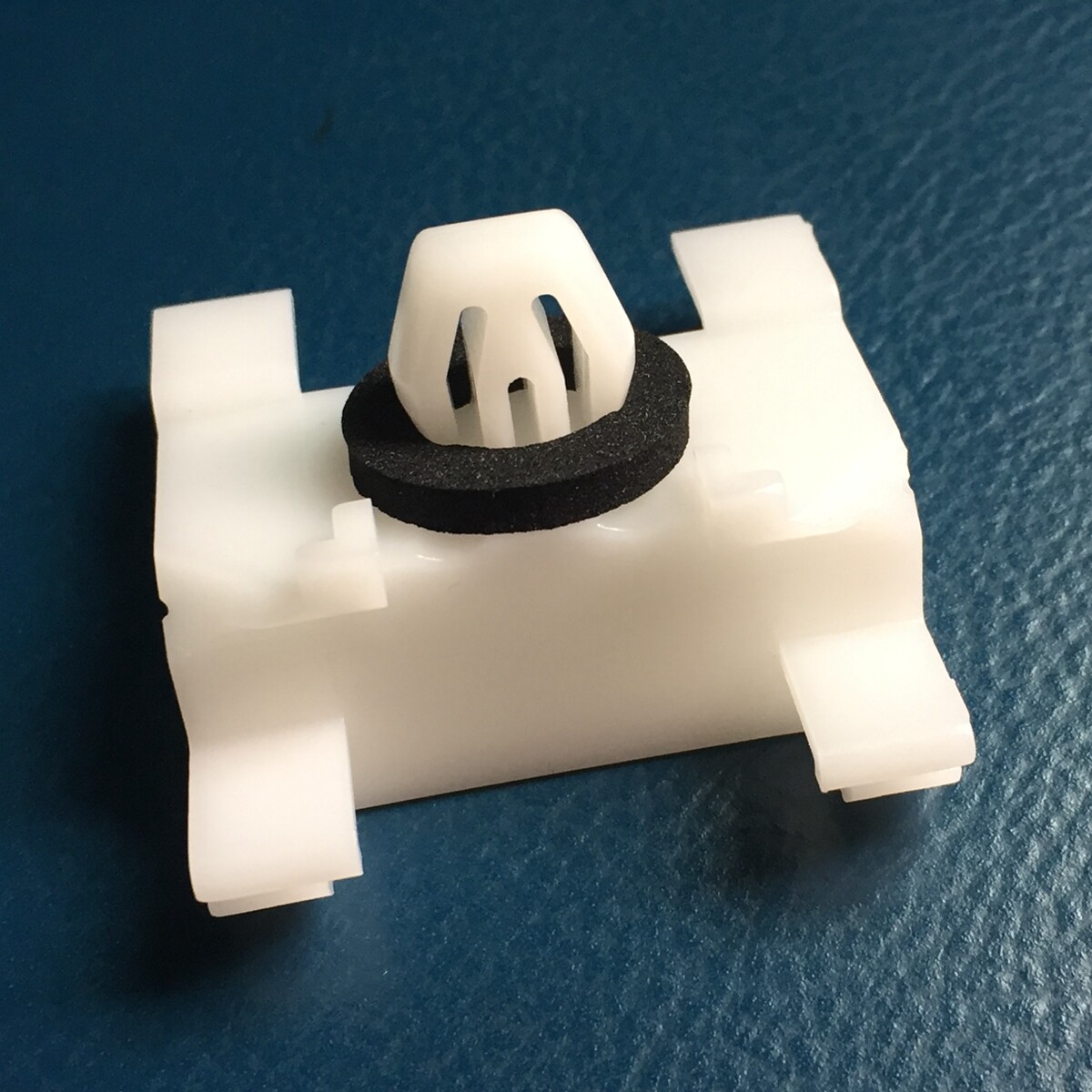 2pcs Trim Moulding Nylon Clip with Sealer For 2003-2012 Land Rover ...