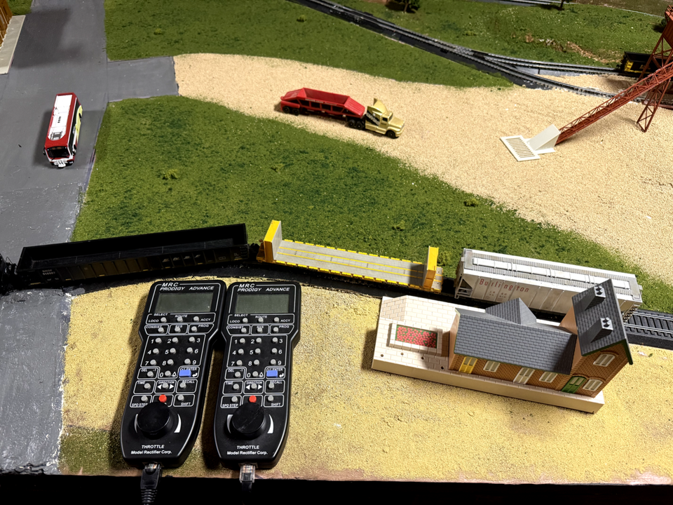 Ho Scale Dcc 4 x 8 layout with buildings, freight cars, and vehicles | eBay