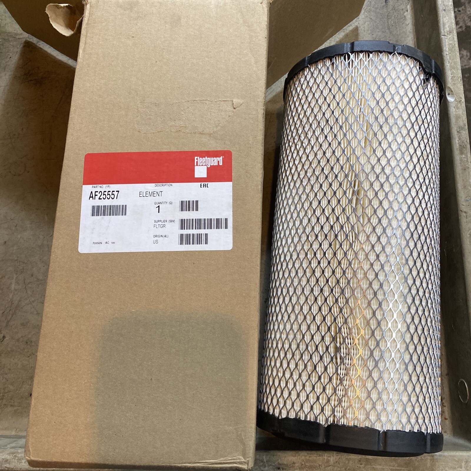 FLEETGUARD AF25557 - Air filter cross reference