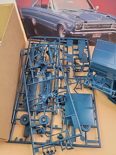 Revell 1967 Plymouth GTX Hemi model kit #7359 1:25 Scale 1994 Blue Base ...